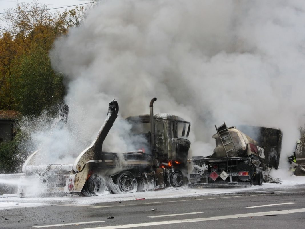 Tanklaster mit 2000 Liter Diesel explodiert bei Idar-Oberstein ...