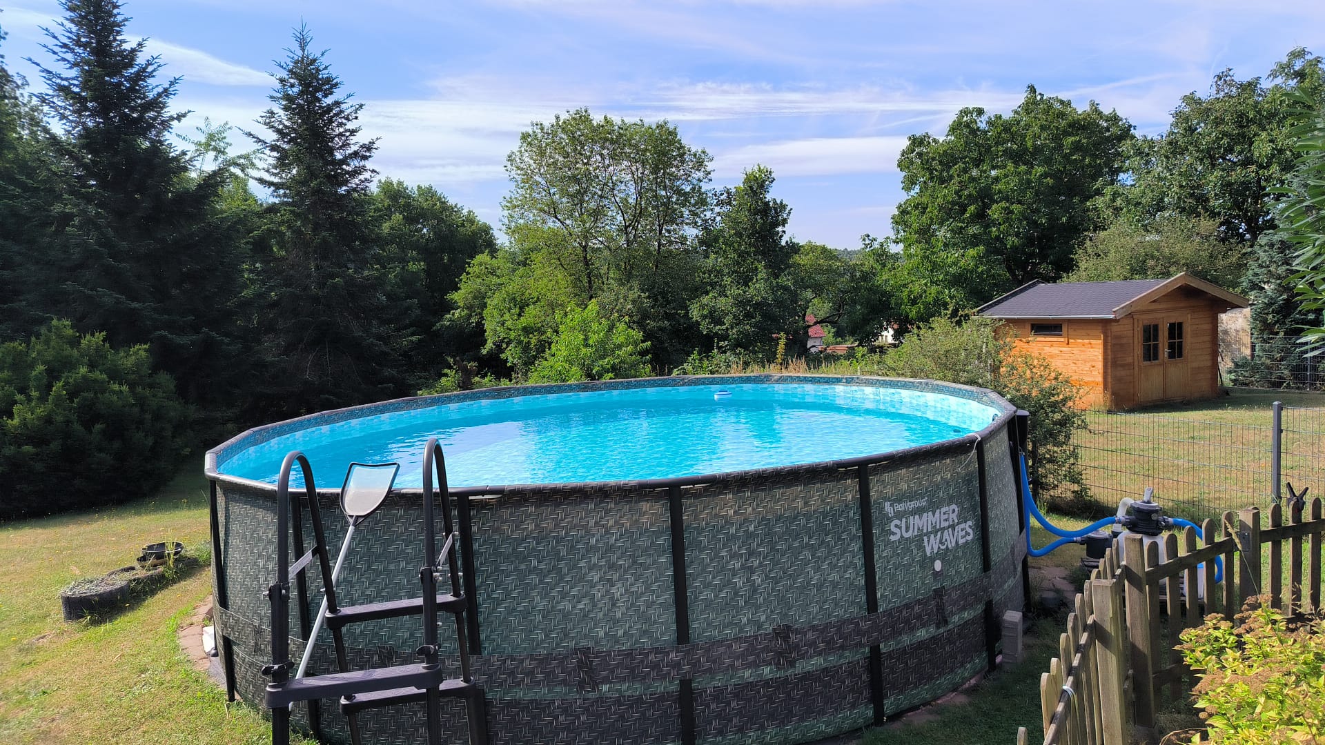 Wenn der Pool zu heiß für die Nachbarschaft ist… Großalarm in Ludweiler ...