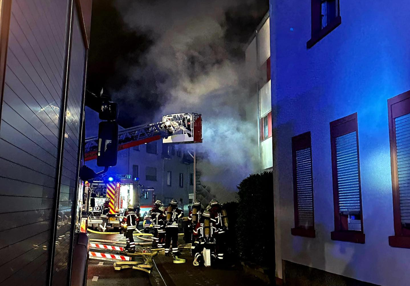 Dichter Rauch dringt aus Wohnung – Feuerwehreinsatz in Dudweiler ...